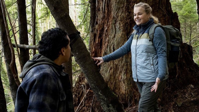 Resident Alien : Resident Alien : Photo Elizabeth Bowen (II) - 3 sur 43 ...