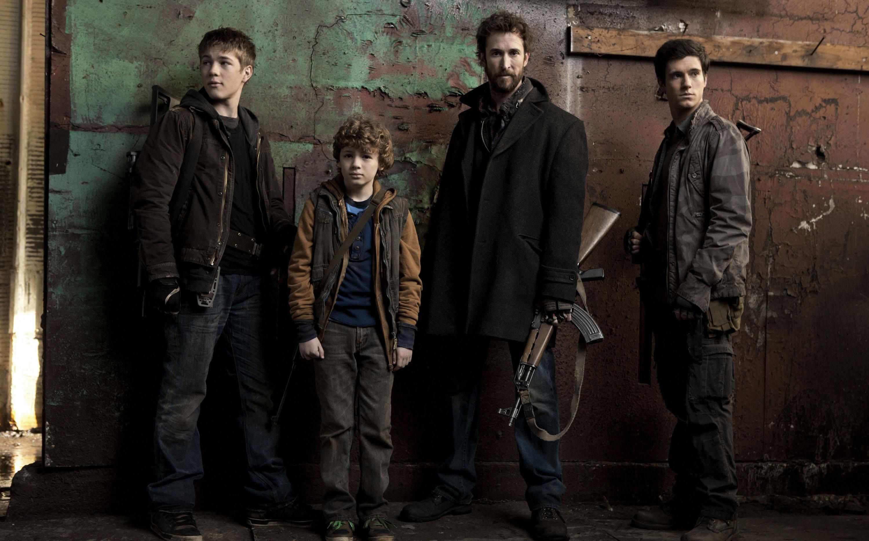 falling-skies-photo-drew-roy-noah-wyle-maxim-knight-connor-jessup