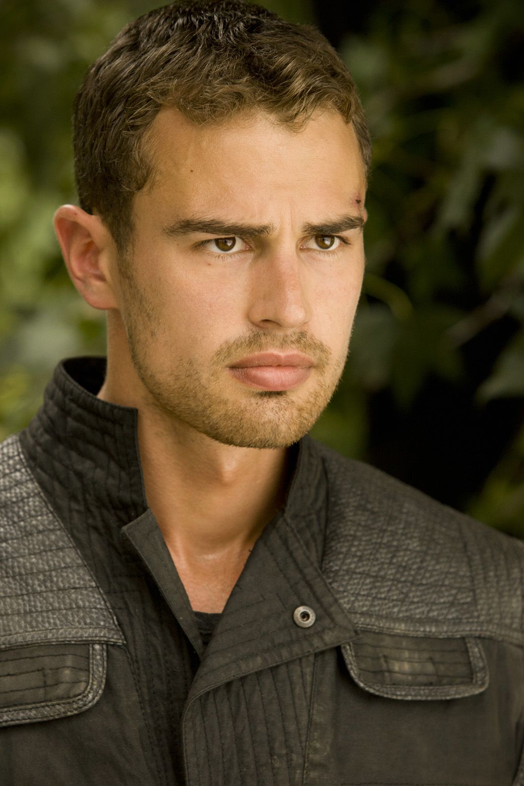 Photo de Theo James - Divergente 2 : l’insurrection : Photo Theo James ...