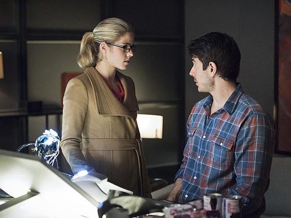 Arrow : Arrow : Photo Emily Bett Rickards, Brandon Routh - 778 sur 1200 ...