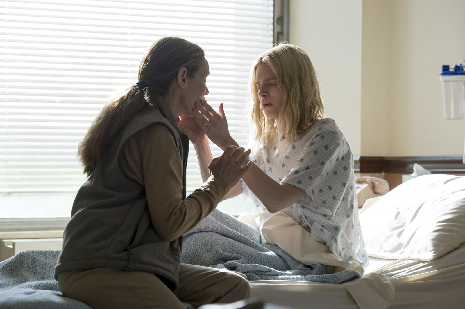 Photo de Alice Krige - Photo Brit Marling, Alice Krige - Photo 14 sur ...