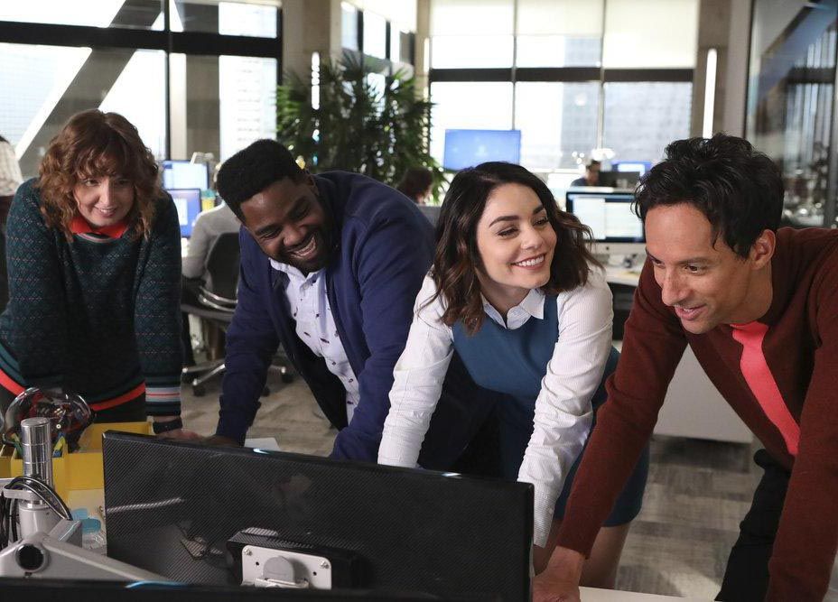 Photo de Vanessa Hudgens - Powerless : Photo Danny Pudi, Ron Funches ...