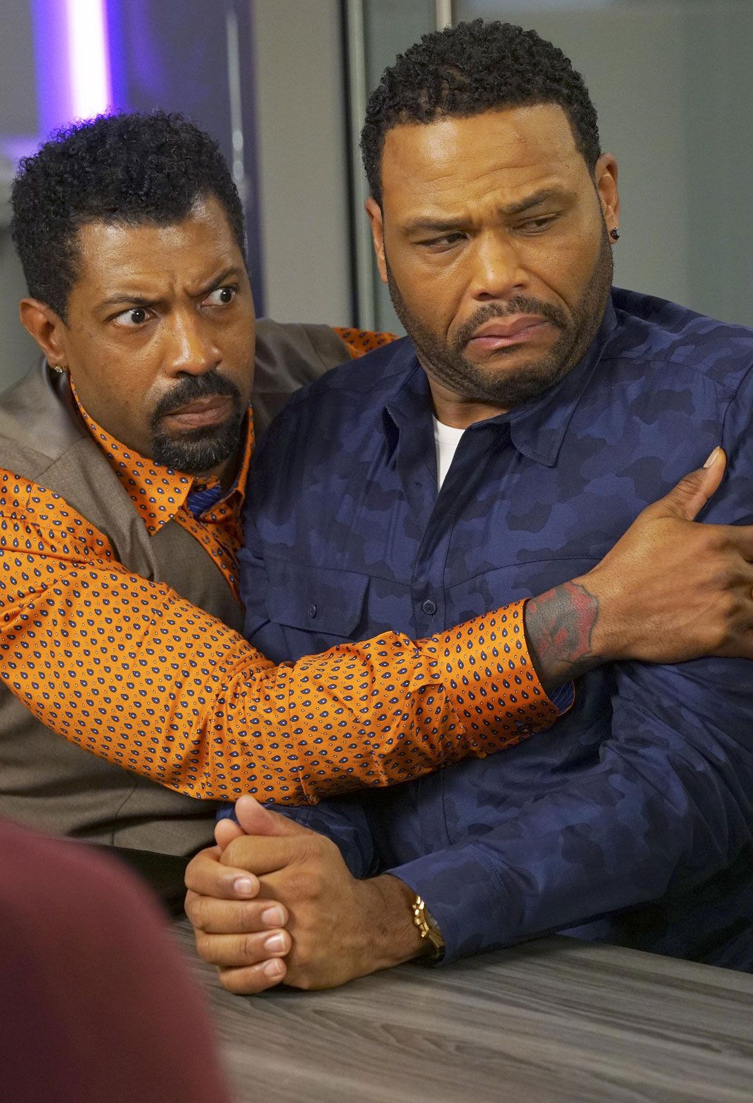 Photo de Deon Cole - Black-ish : Photo Deon Cole, Anthony Anderson ...
