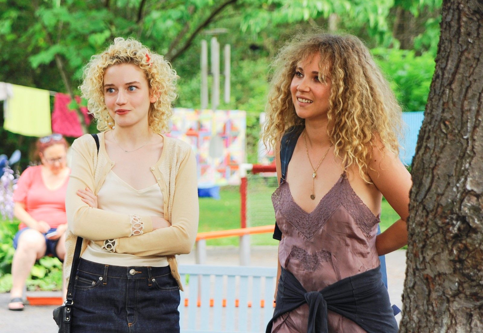 Photo de Juno Temple - Mae au bord de l'eau : Photo Juno Temple, Julia Garner - Photo 40 sur 127 ...