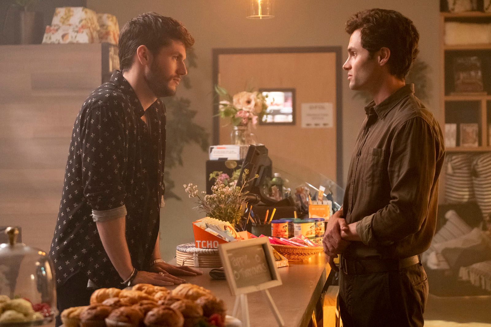 You : Photo James Scully, Penn Badgley - 54 sur 122 - AlloCiné