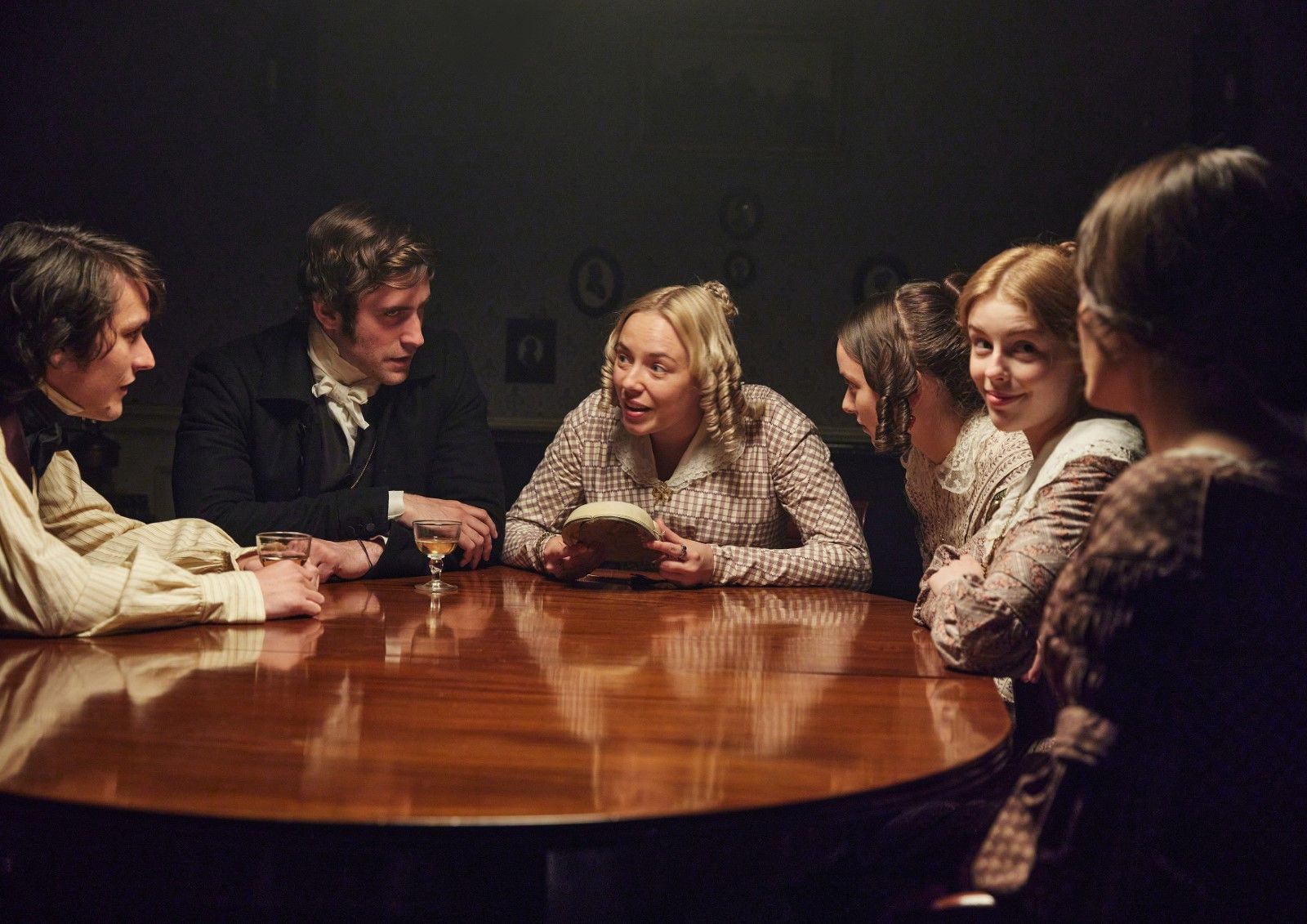 Photo de Amelia Gething - Emily : Photo Emma Mackey, Gemma Jones, Sacha ...