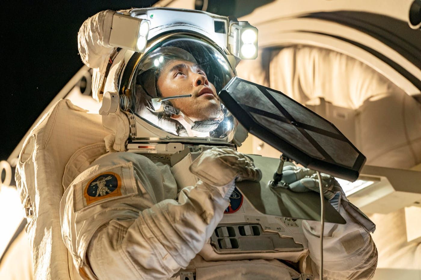 Code Quantum (2022) : Code Quantum (2022) : Photo Raymond Lee - 42 sur 53 - AlloCiné