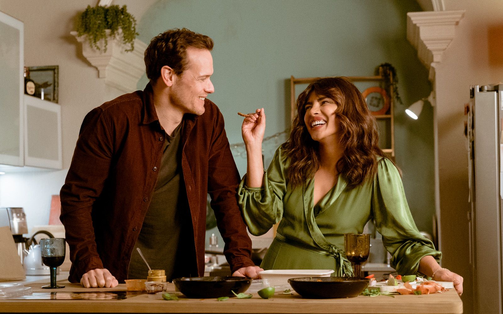 Photo de Sam Heughan - Love Again : un peu, beaucoup, passionnément : Photo Priyanka Chopra ...