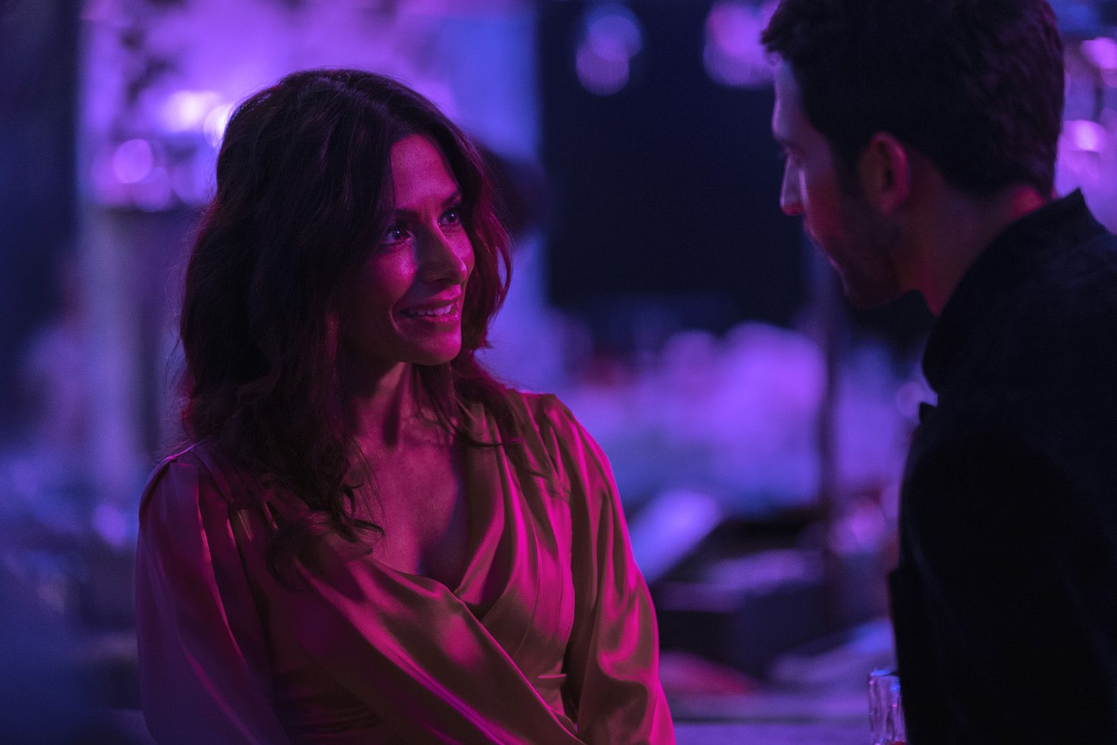 Photo de Sarah Shahi - Sex/Life : Photo Darius Homayoun, Sarah Shahi ...