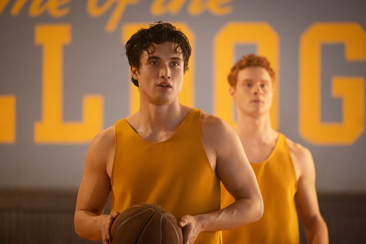 Photo de Charles Melton - Riverdale : Photo Charles Melton - Photo 6 ...