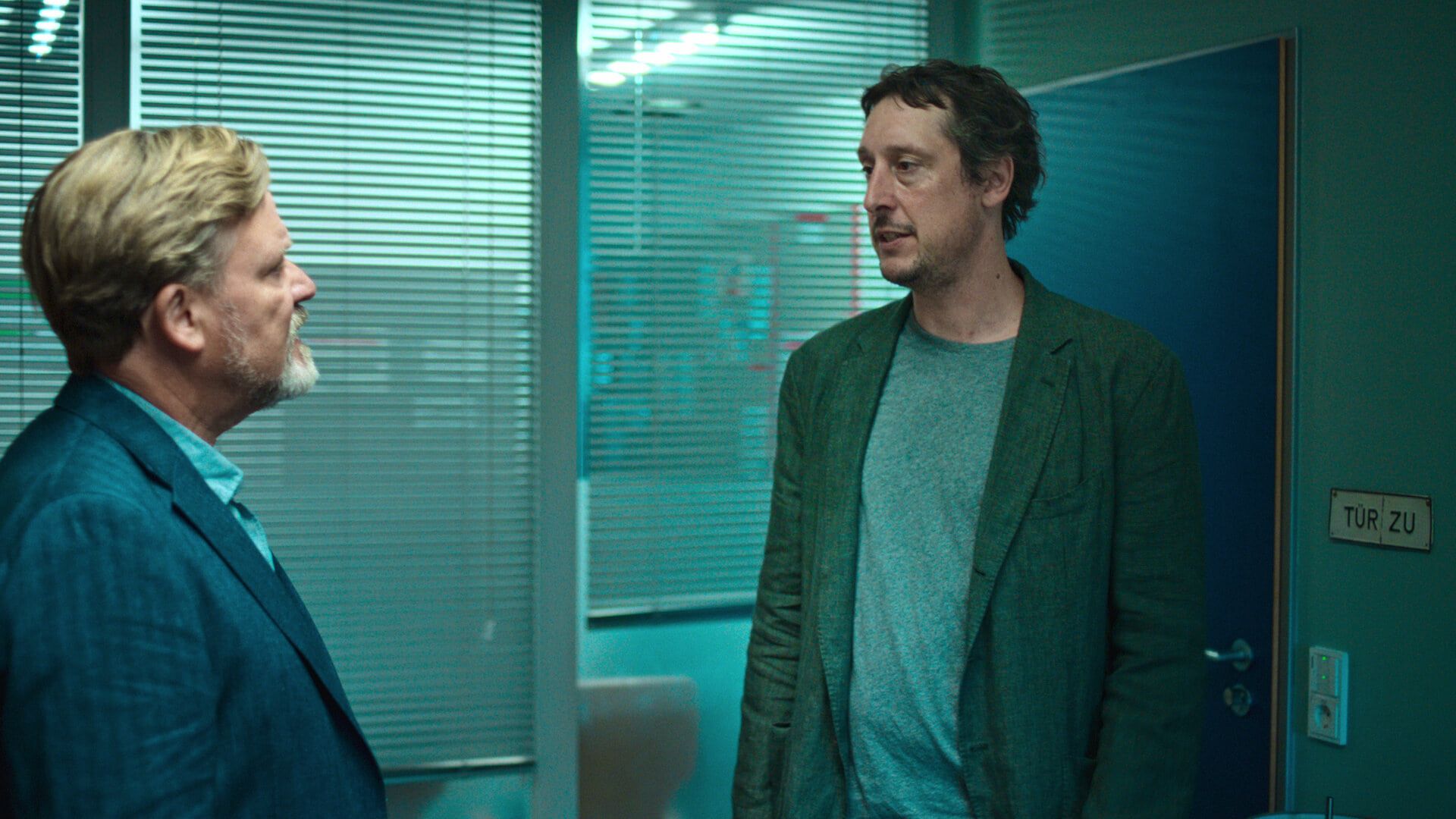 Poster Chère petite saison 1 - Affiche 3 sur 15 - AlloCiné