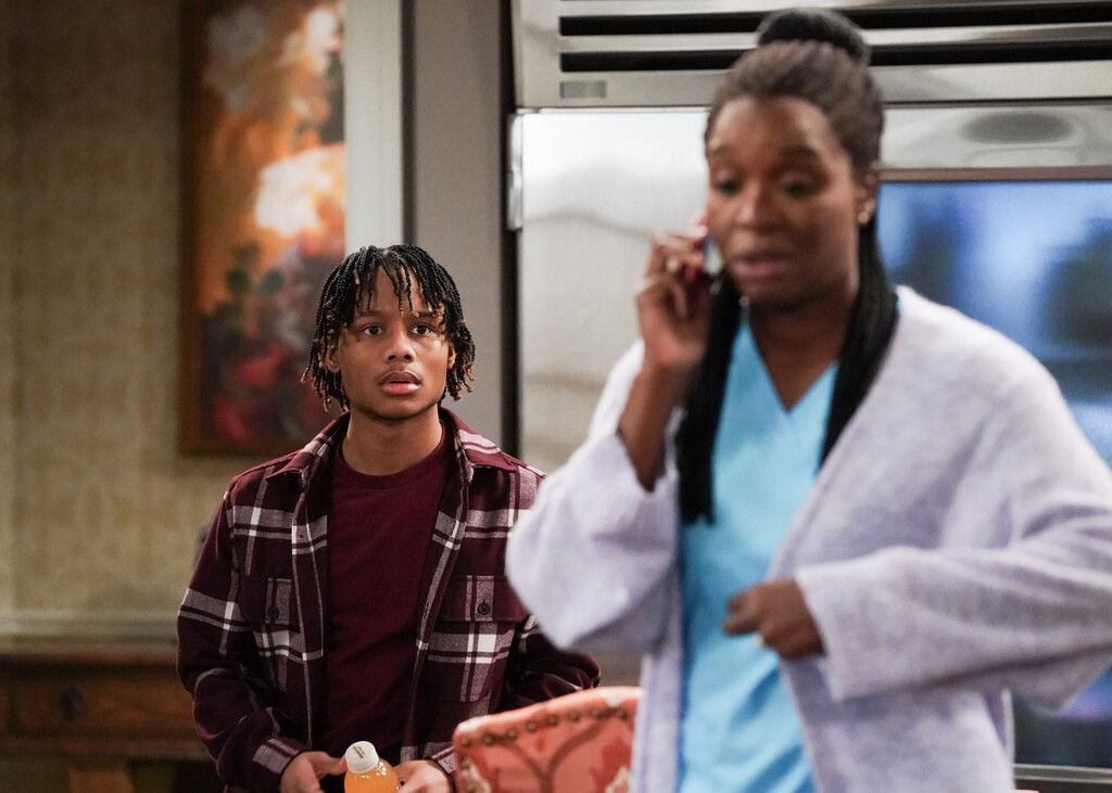 Bob Hearts Abishola : Bob Hearts Abishola : Photo Folake Olowofoyeku, Travis Wolfe Jr. - 10 sur ...