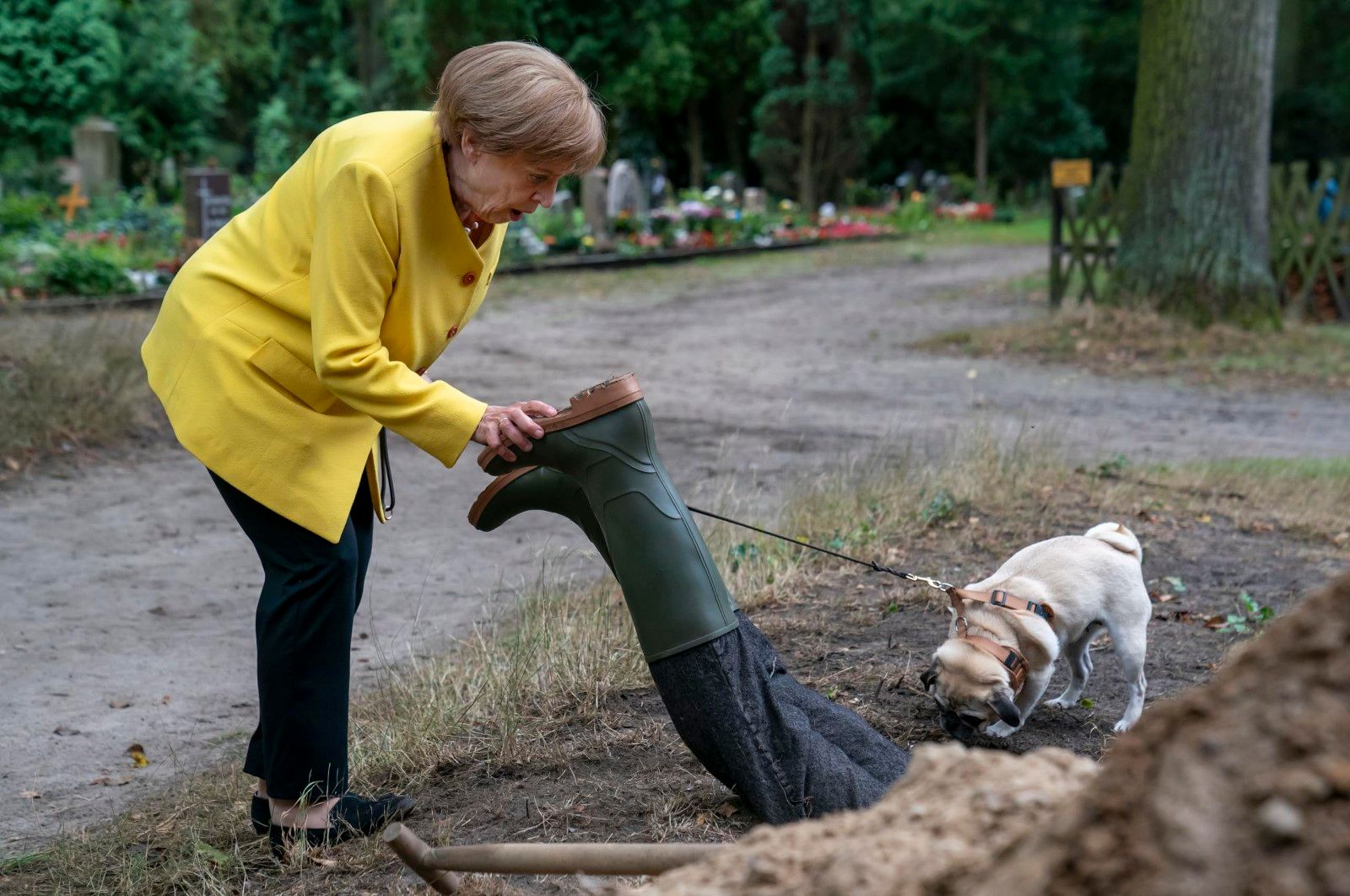 Photo de Miss Merkel – Ein Uckermark-Krimi: Mord auf dem Friedhof ...