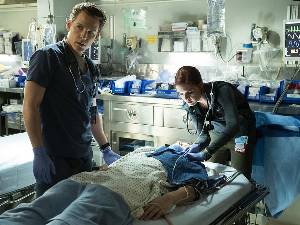 Photo de Tyler Perez - Code Black : Photo Emily Tyra, Tyler Perez - Photo 0 sur 1 - AlloCiné