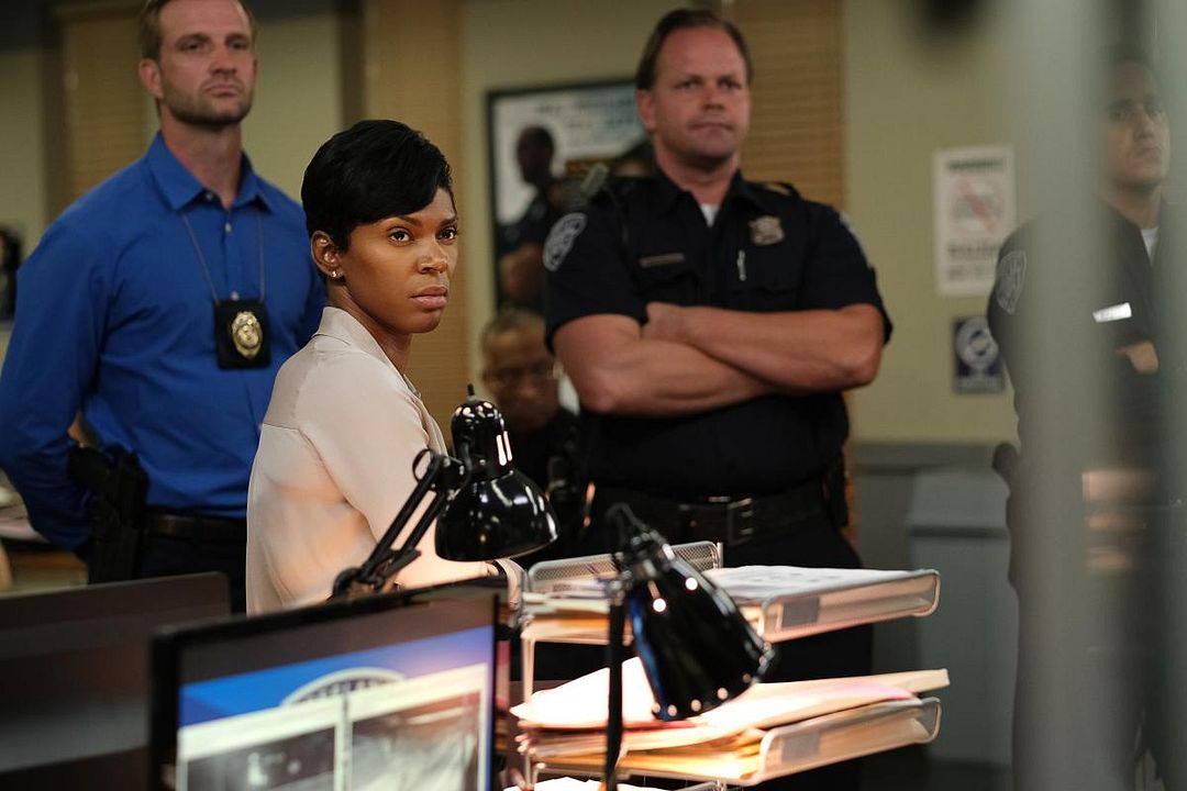 Black Lightning : Black Lightning : Photo Crystal Lee Brown - 87 sur ...