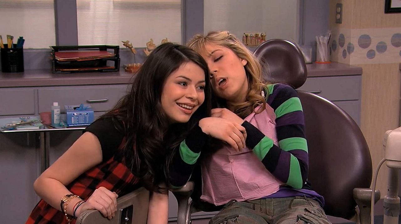 Poster saison 2 - Affiche 78 sur 152 - AlloCiné