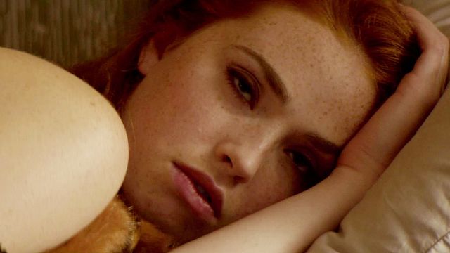 La Dame Dans Lauto Avec Des Lunettes Et Un Fusil Qui Est Freya Mavor