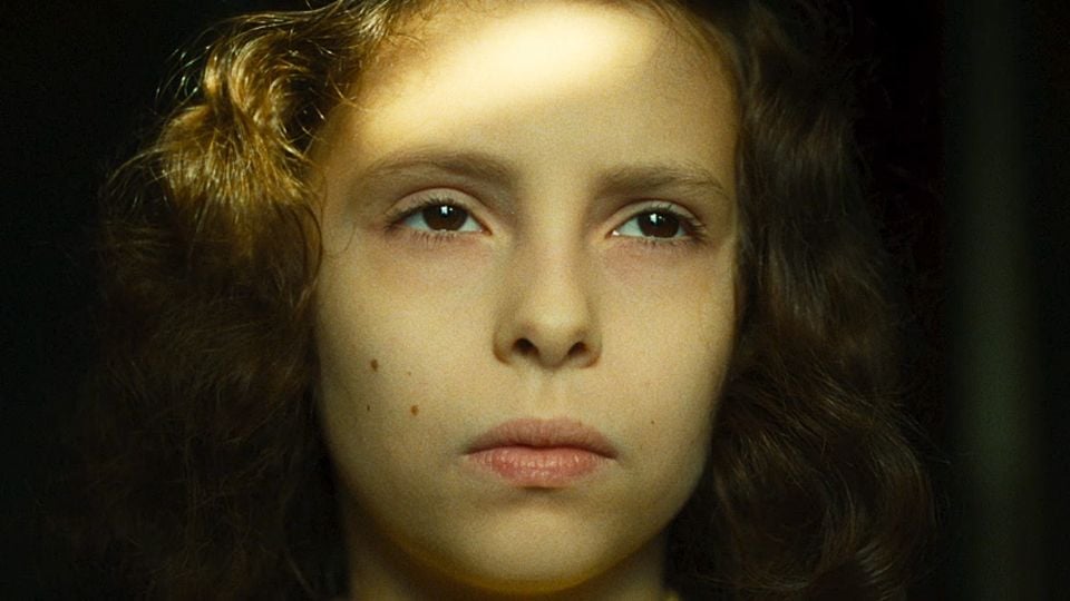 Trailer du film Earwig - Earwig Bande-annonce VO - AlloCiné